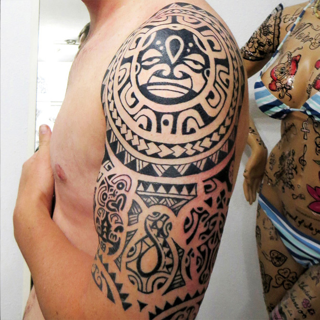 Tatuaje de brazo maorí con elementos tradicionales | Moa Madrid Tattoo .COM